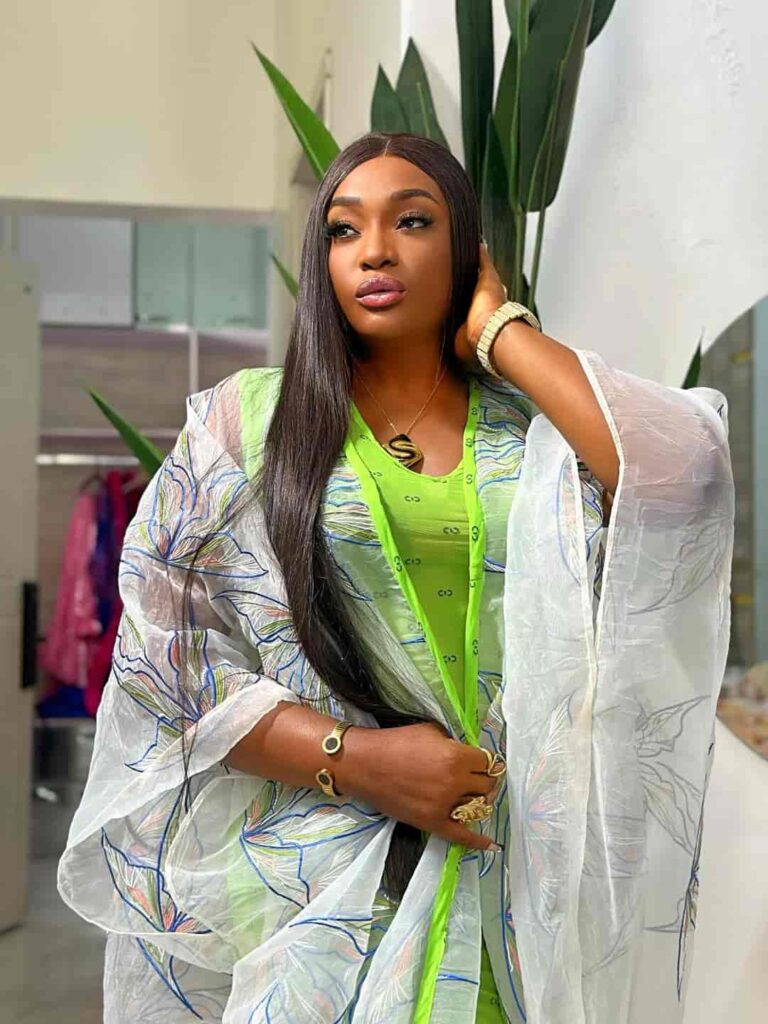 Lizzy Gold Biography: Age, Husband, Daughter, Sister, State, Career ...